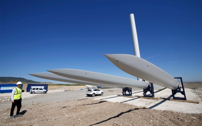 Instalan los primeros aerogeneradores del complejo eólico El Pradillo ...